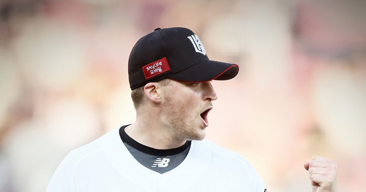 [오피셜] '모자에 이런 글씨를...' 한국 사랑한 에이스, 내년 KBO 리그에서 뛴다 'KT와 총액 140만$ 재계약→외인 구성 끝'