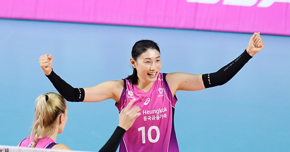 '김연경 36점' 흥국생명, IBK기업은행과 풀세트 접전 끝 승리…1위 탈환