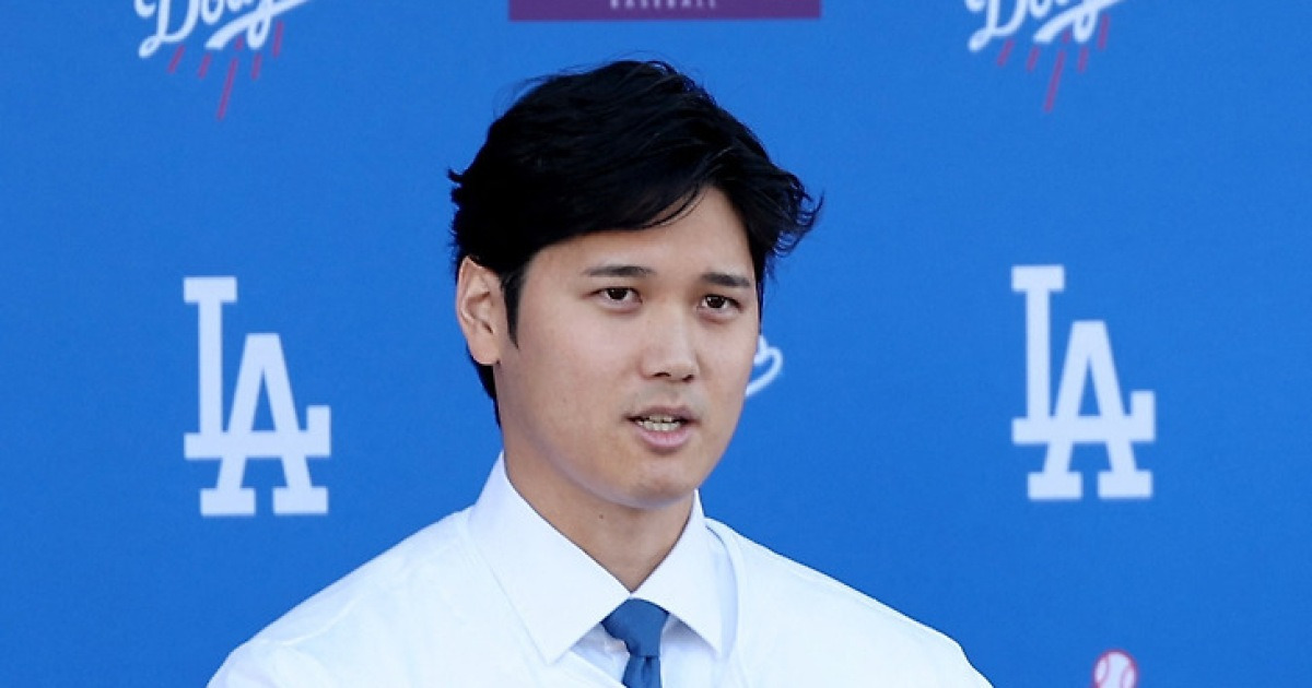 LA다저스 유니폼 입고 기자회견 중인 오타니 쇼헤이