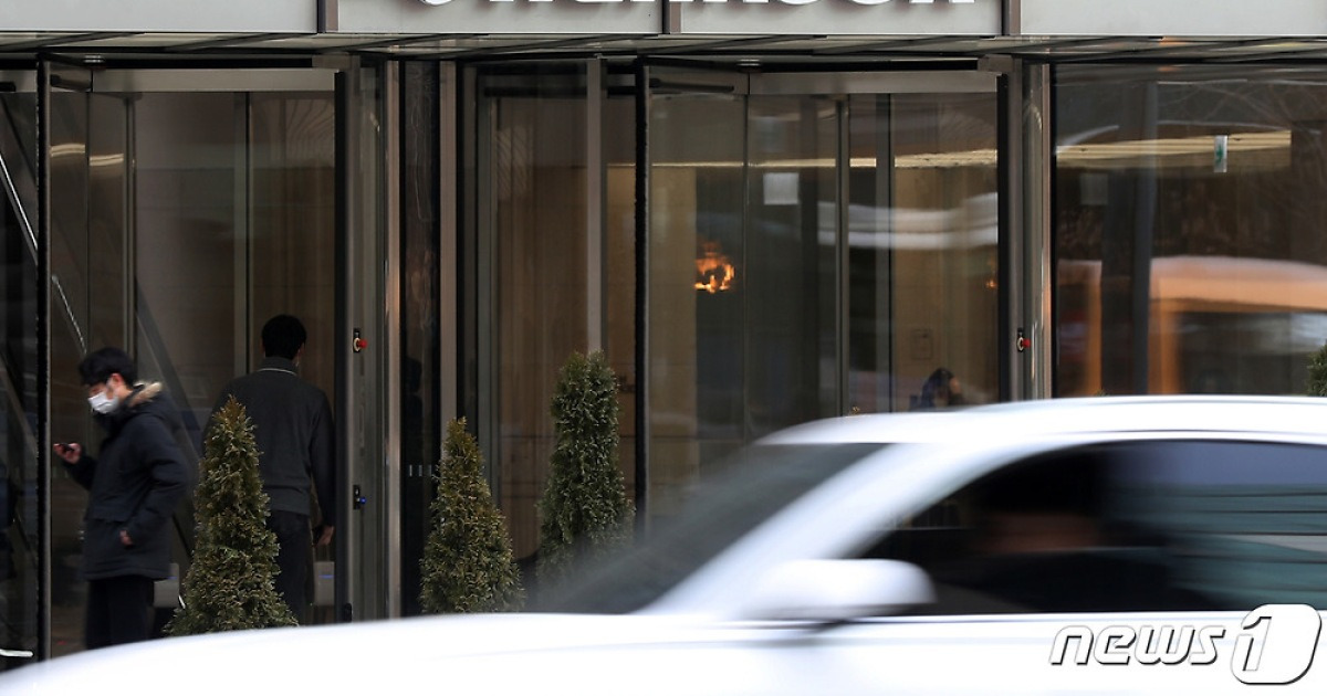 '차남 편' 아버지 나서자…MBK "1000억 더" 공개매수가 상향