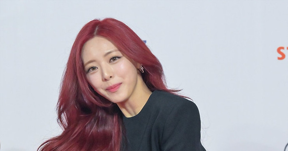 ITZY YUNA, 'Elegant~' (2023 AAA) [Ms Album]