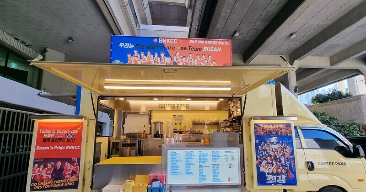 박정은 BNK 감독, ‘BNK-KCC 동반 승리 기원’ 커피차 쐈다!