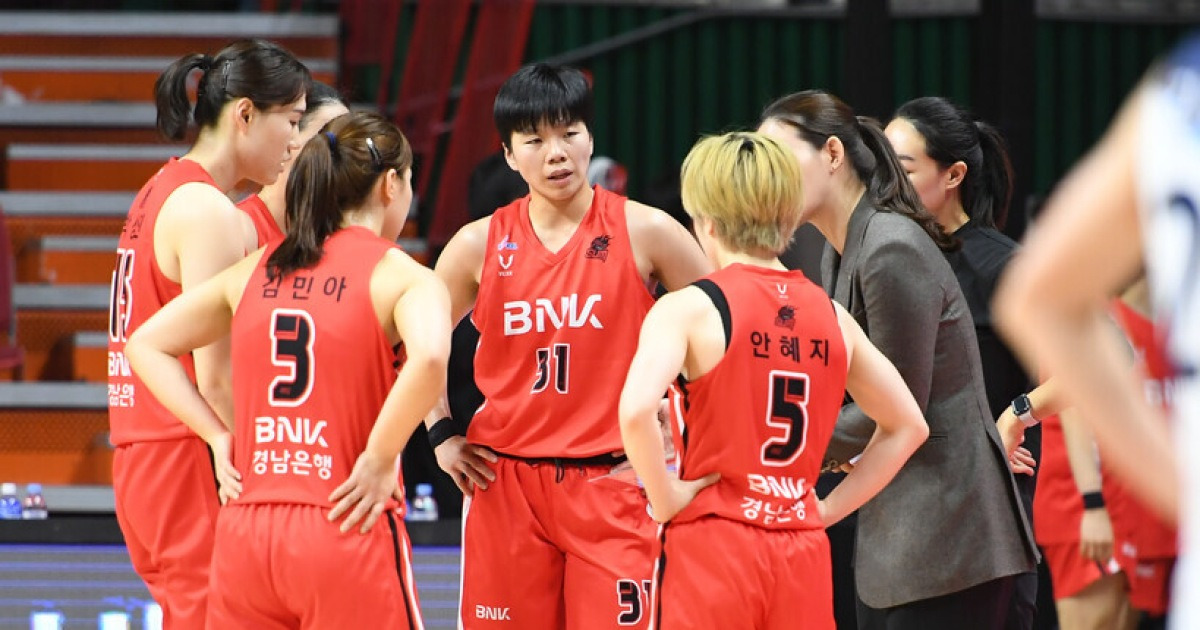 [JB포토] 선수들에게 작전 지시하는 BNK썸 박정은 감독