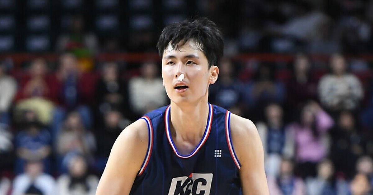 [JB포토] KCC 송교창 '부상 투혼 3점슛 시도'