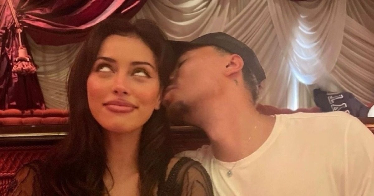 여친의 '키스 마크'자랑한 에버턴 MF…EPL복귀 '파란불'→'애정전선'도 쾌청→Happy X-mas