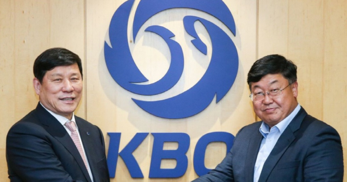 28년 동행 확정. KBO 2027년까지 포카리스웨트 공식 음료 스폰서십 계약. 동아오츠카 박철호 대표에게 감사패 전달