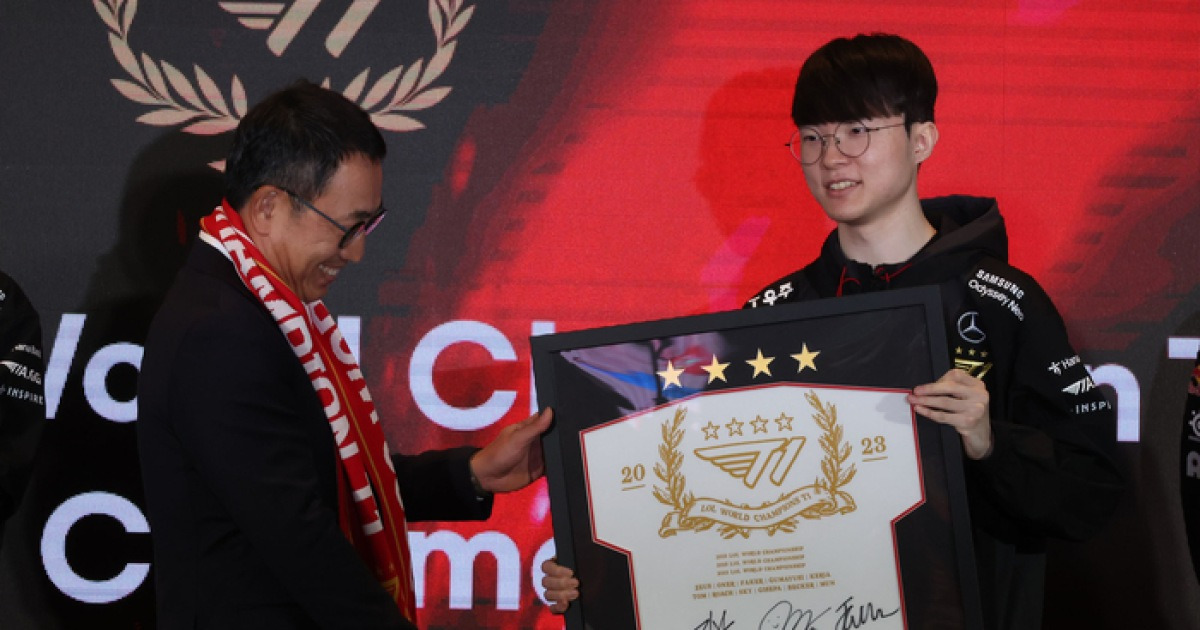 [포토] SKT와 SK스퀘어의 T1 롤드컵 우승 축하