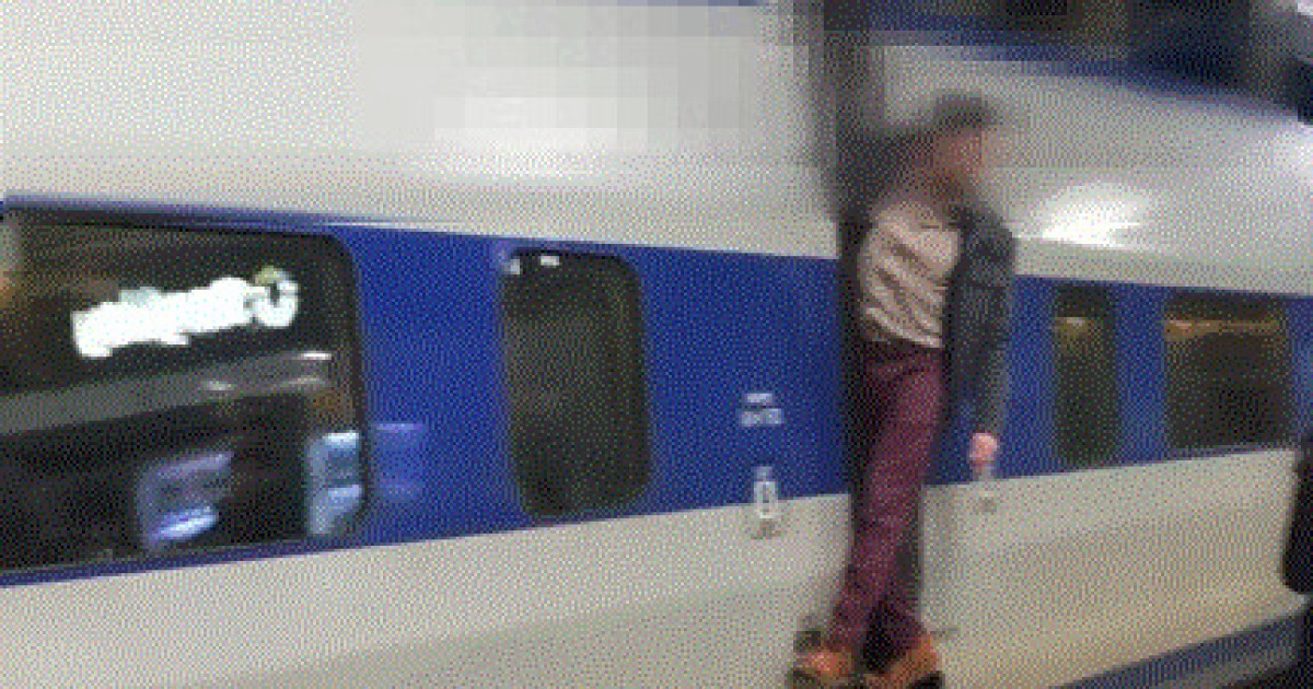 지각한 외국인 "태워줘"…무작정 KTX에 매달려