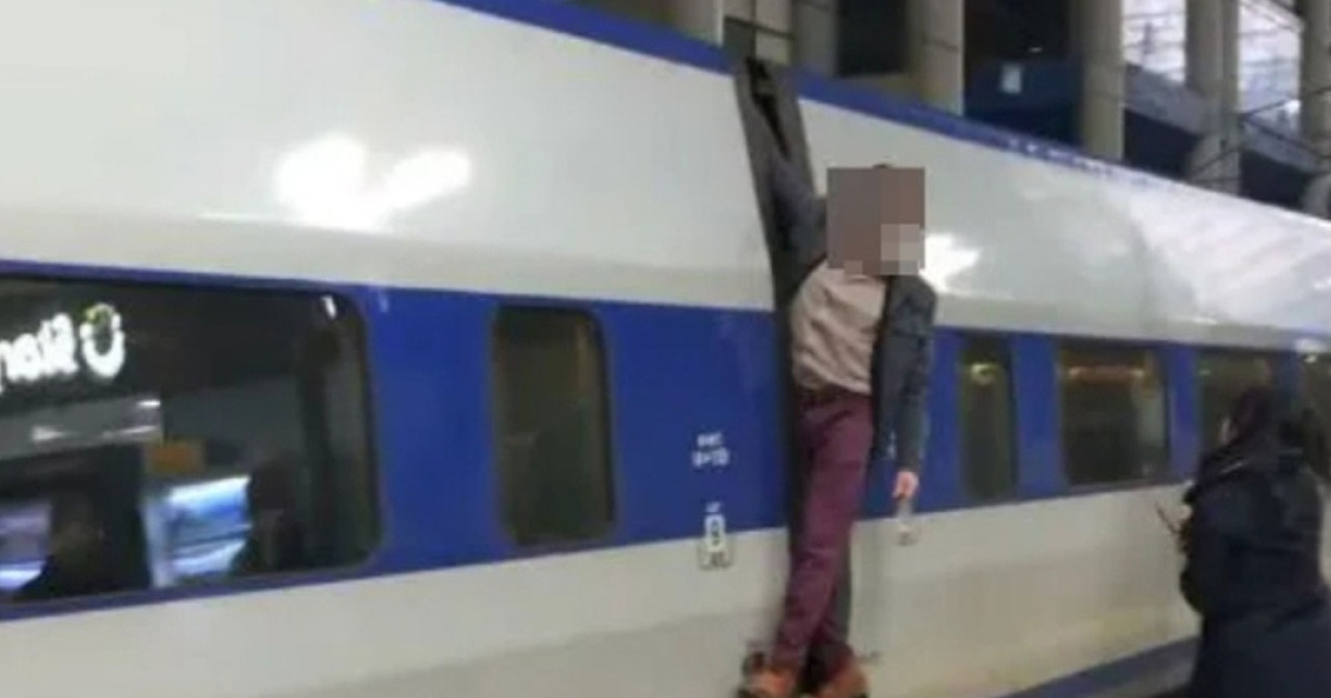 [와글와글] "왜 안 태워"‥달리는 KTX에 매달린 외국인