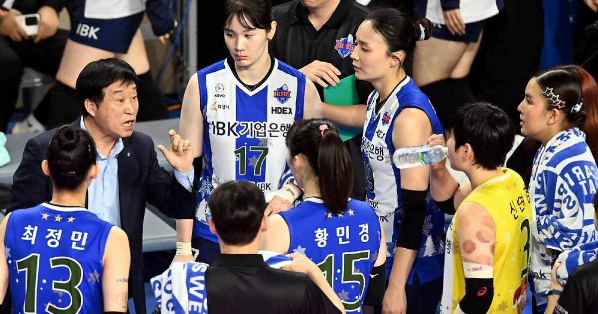 ‘3R 4승’ IBK기업은행이 달린다! 사령탑은 격려와 독설로 애정을 보였다