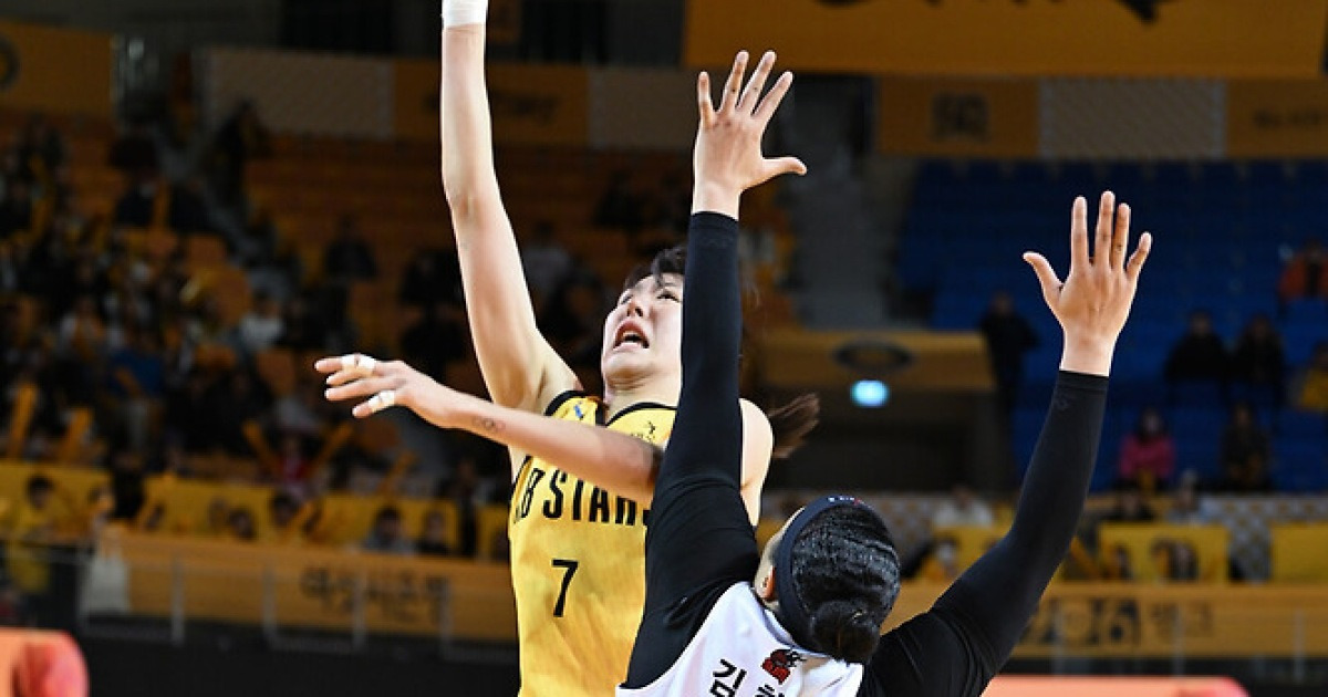 [BK 리뷰] '강이슬 부활' KB스타즈, BNK에 낙승... BNK는 다시 '연패'