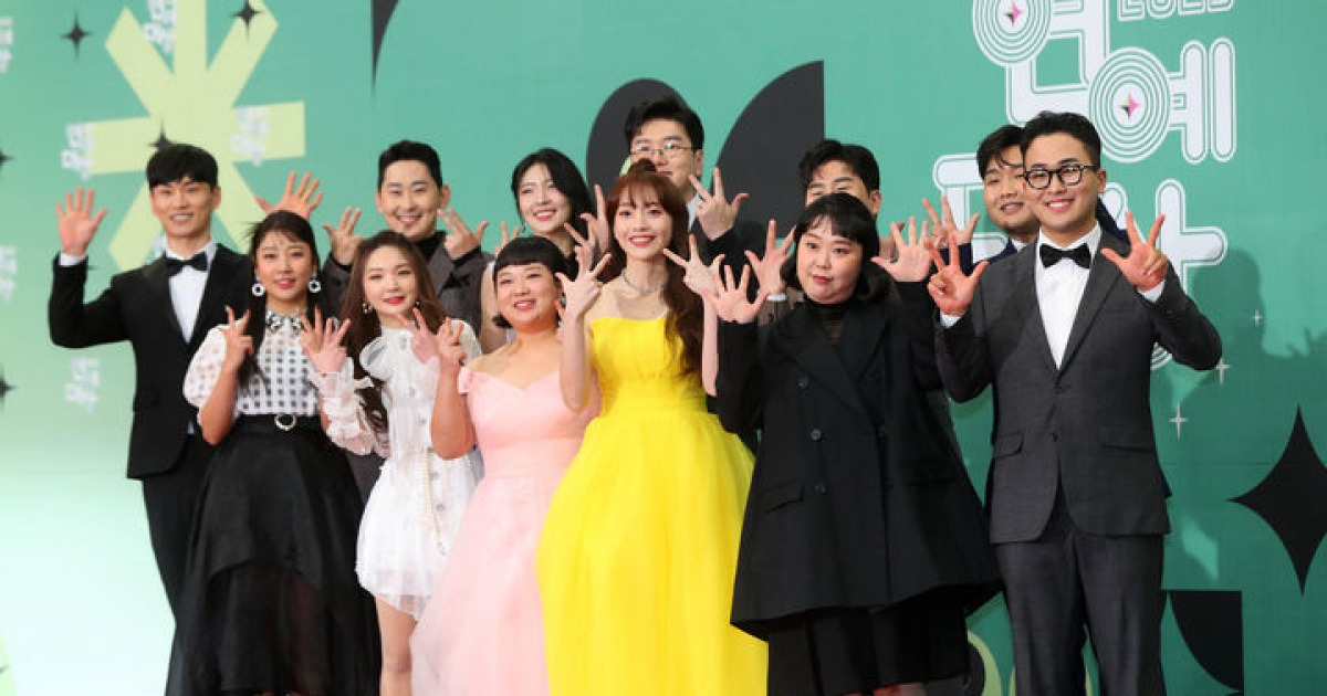 포즈 취하는 KBS 공채 33기 개그맨들