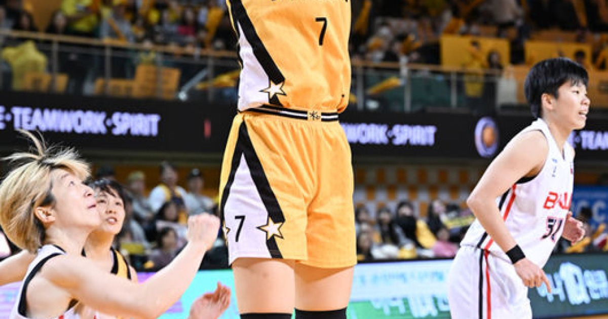 '박지수 더블더블+강이슬 19점' KB, BNK 제압...1위 우리은행과 1경기 차