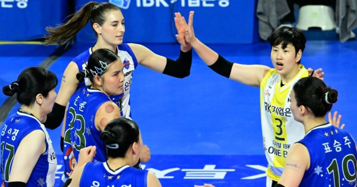 '아베크롬비 36득점 폭발' IBK기업은행, 선두 현대건설 10연승 저지