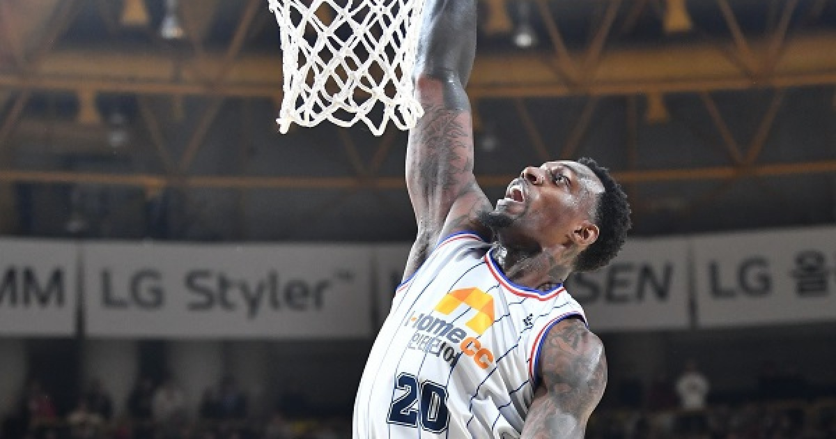 '라건아 31점+더블 더블' KCC, 95-91으로 LG 꺾고 6연승 질주