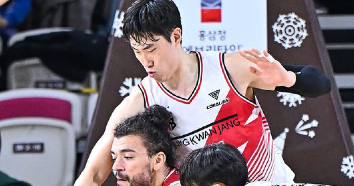 치열한 루즈볼 다툼 [사진]