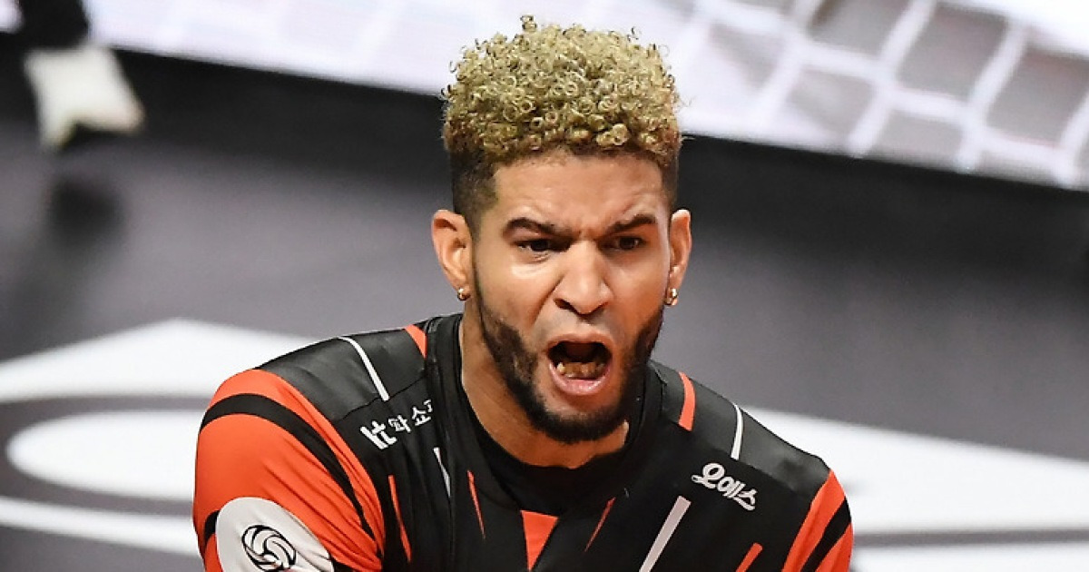 "6시즌 동안 여러상 받았지만" 팬이 뽑아 더 값졌다…레오, OK금융그룹 3R 최고 선수