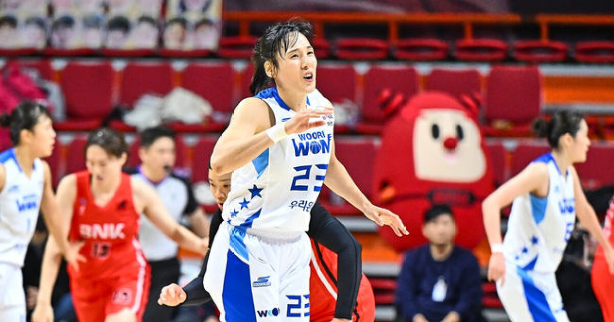 우리은행, BNK 꺾고 WKBL 최초 500승 대기록...김단비 23점+박지현 결승 3점포