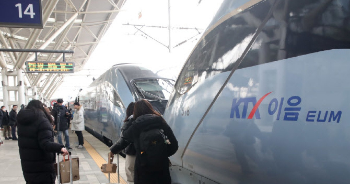 [포토] 서울역에서 '중앙선 KTX-이음' 이용하는 시민들