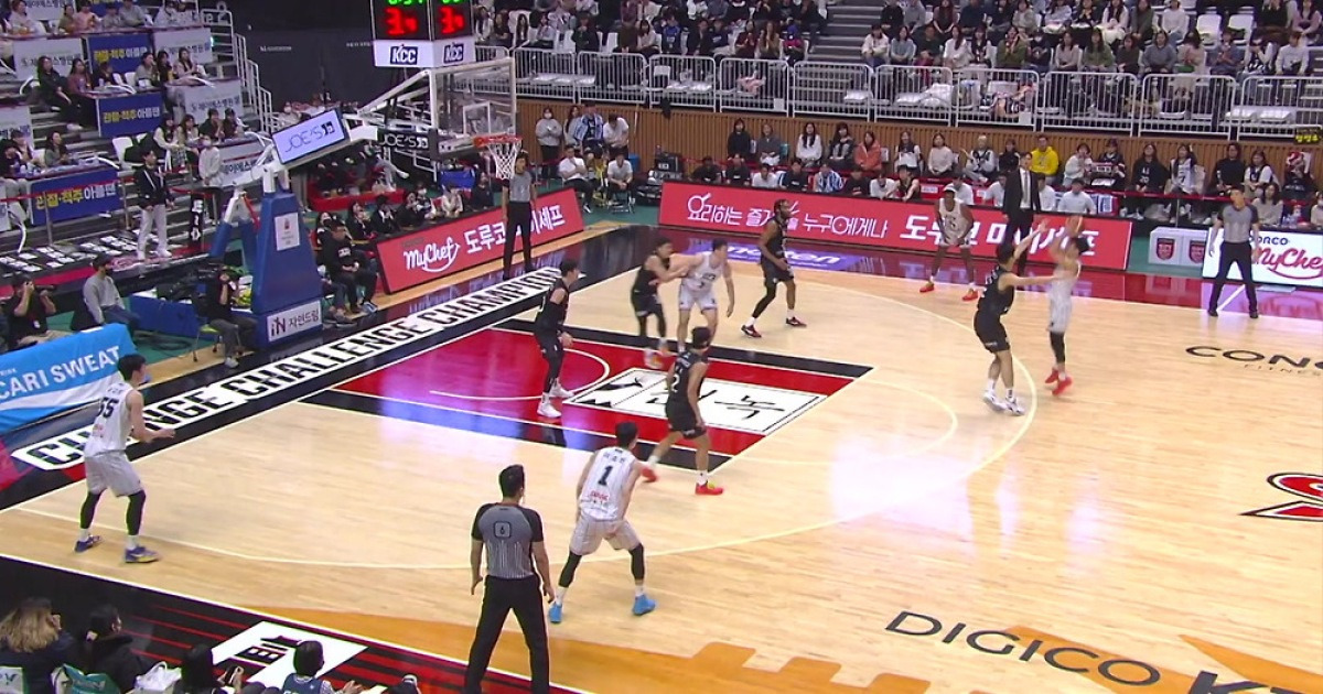 '가로채기 15개' KT, 그물 수비로 KCC 8연승 저지