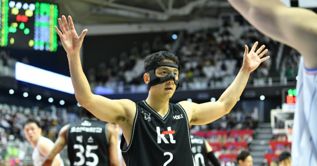 '블랙 마스크' 허훈이 돌아왔다…KT, KCC의 8연승 도전 저지