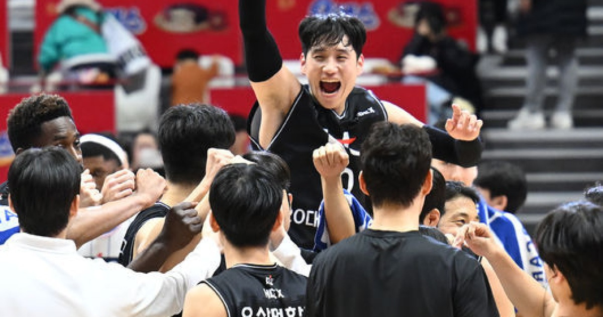 KT 소닉붐,'KCC 잡고 펄쩍' [사진]