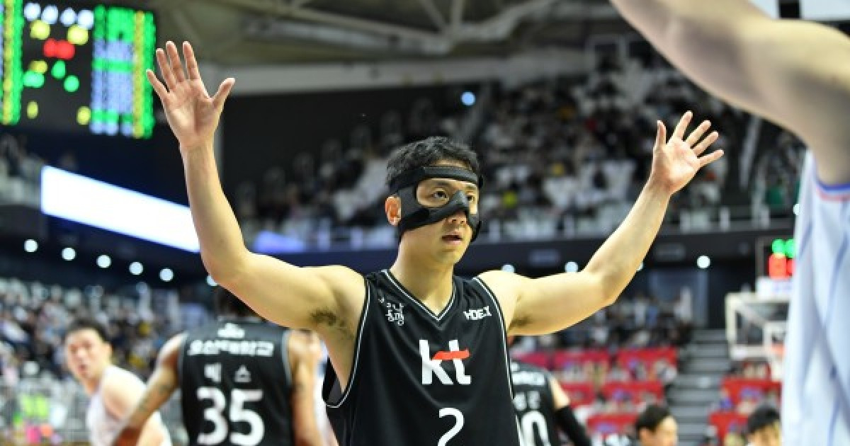 '코뼈 골절 허훈의 복귀' KT, KCC 8연승 저지…98-83 승