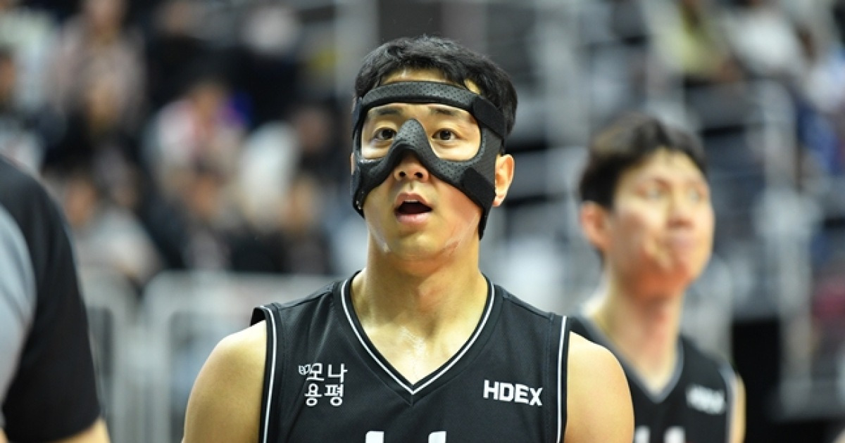 허훈, 블랙마스크 투혼→화려한 복귀쇼! KT, KCC 8연승 '가뿐히' 저지했다... 만원 홈 관중에 올해 마지막 승리 '선물' [수원 리뷰]