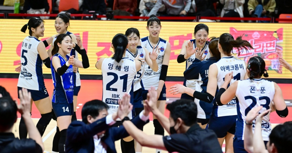 '육서영+아베크롬비 36득점 합작' IBK기업은행, '3-0' 완승...페퍼저축은행은 12연패 수렁