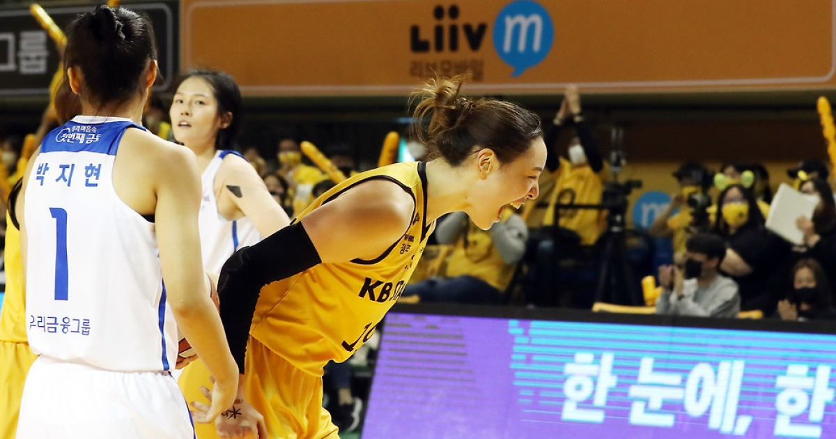 여자농구 KB, BNK 꺾고 4연승 질주…우리은행 제치고 단독 선두로