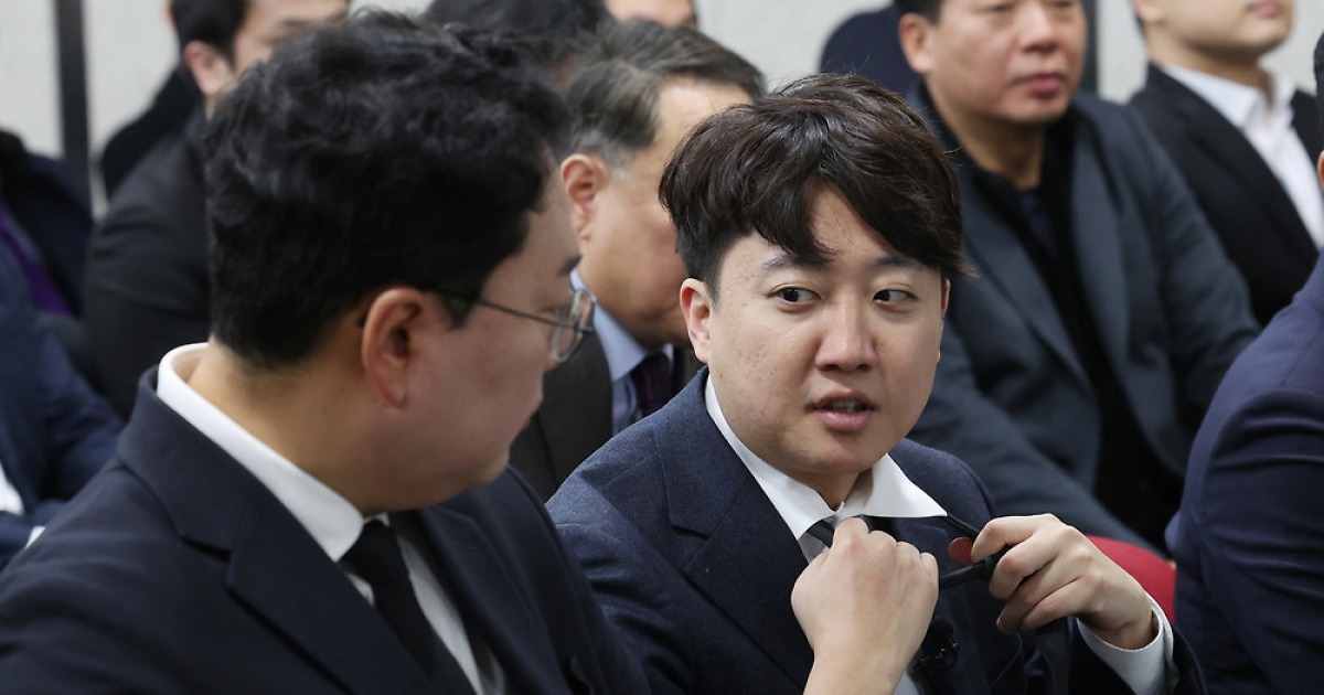 넥타이 푸는 이준석