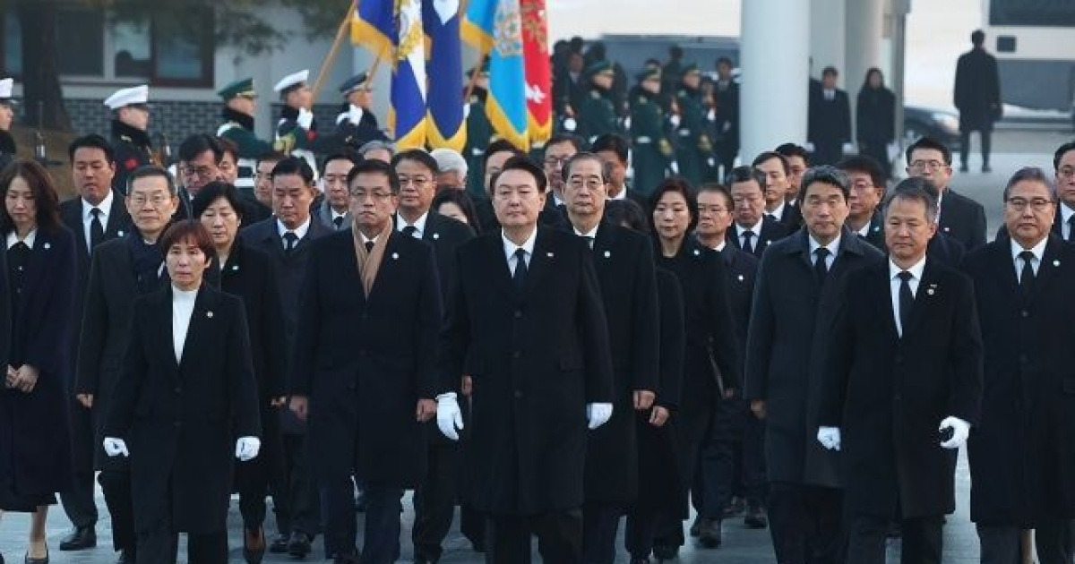 尹 현충원 참배로 새해 업무 돌입… 집권 3년차 국정비전 곧 공개