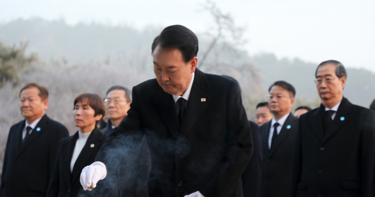 尹 새해 첫 날 현충원 참배 “민생경제 매진”