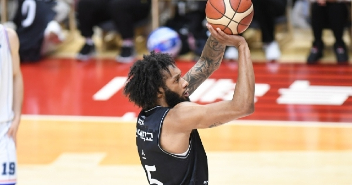 배스 44점 폭격, KT KCC와의 2연전 모두 승리, 4연승 질주, KCC 상승세 차단, 라건아 분전