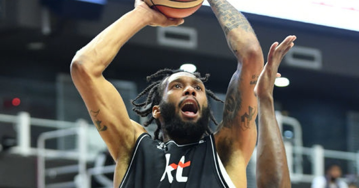 '배스 44점-9리바운드' KT, KCC 꺾고 4연승 질주