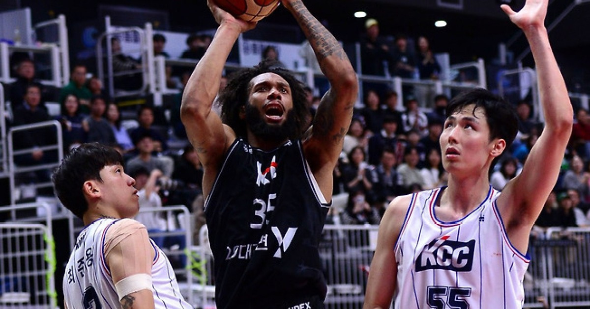 ‘배스 44득점 폭발’ KT, KCC 꺾고 4연승 질주