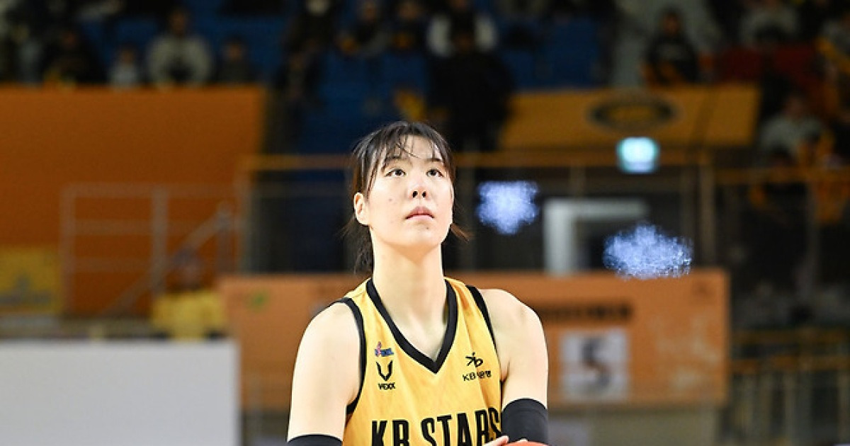 '여자프로농구 최초' KB 박지수, 3연속 라운드 MVP 수상...MIP 이명관