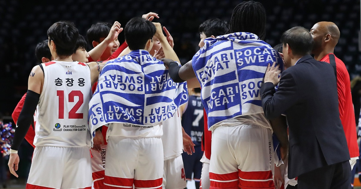 KCC 상대로 77대 74 승리한 SK