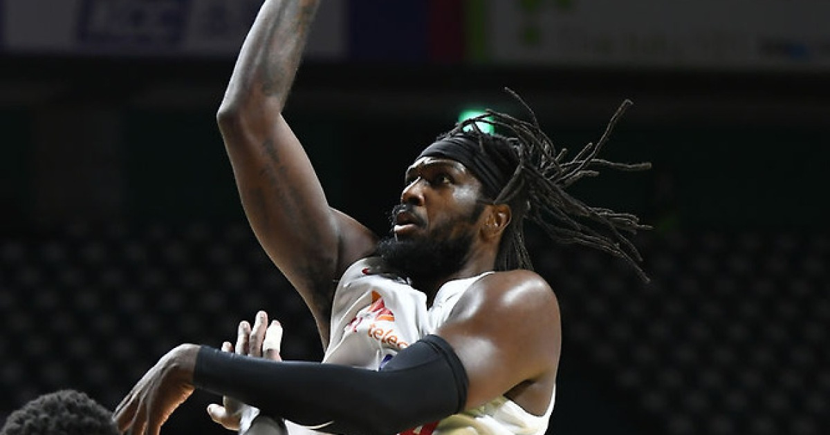 워니 결승골 포함 36점 폭발…SK, KCC 꺾고 9연승 신바람