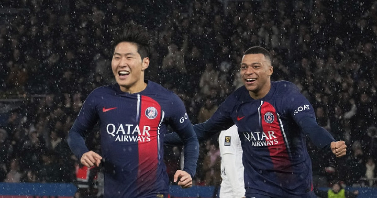 '결승골' 이강인, PSG서 첫 우승...MVP 트로피까지 차지