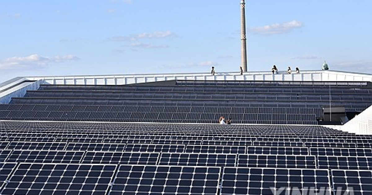 GERMANY-BERLIN-SOLAR SYSTEMS-INSTALLATION