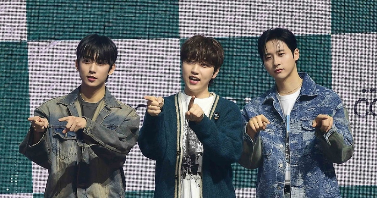 [TEN포토]B1A4 '타이틀곡 ‘REWIND’로 돌아왔어요'