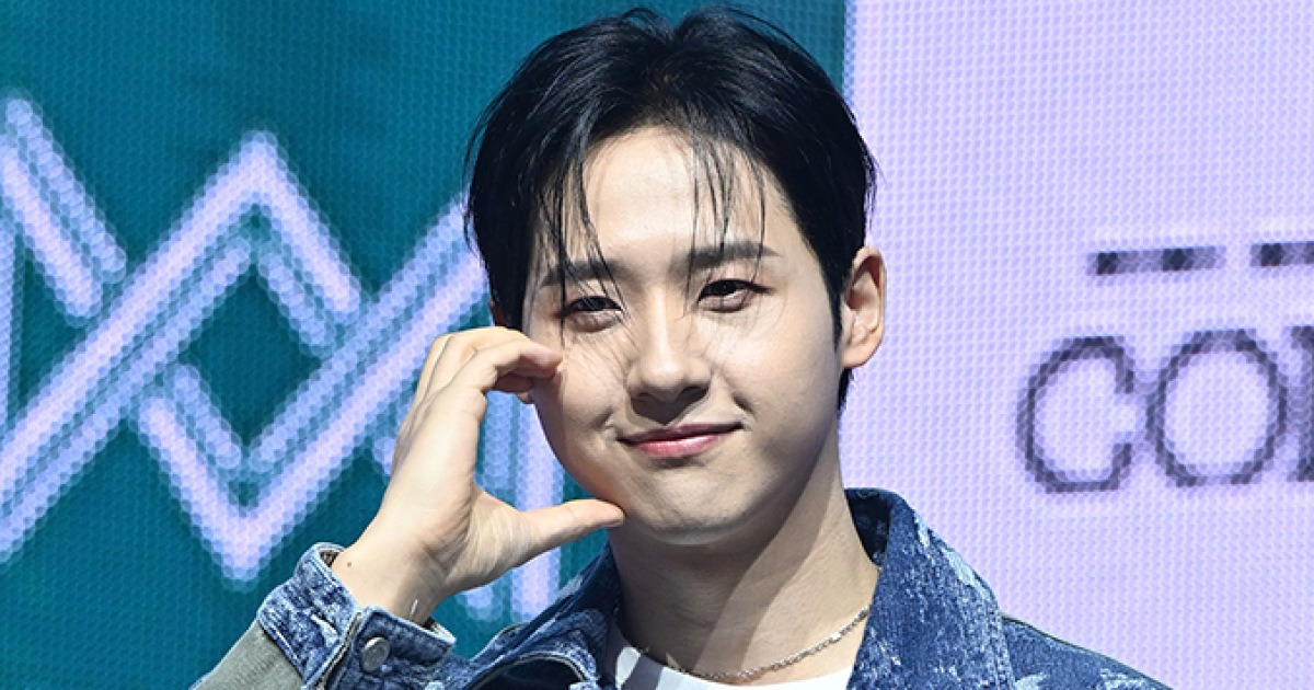 B1A4 신우, 반짝이는 볼하트 [포토엔HD]