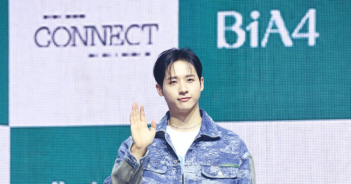 [ST포토] B1A4 신우 '훈훈한 손인사'