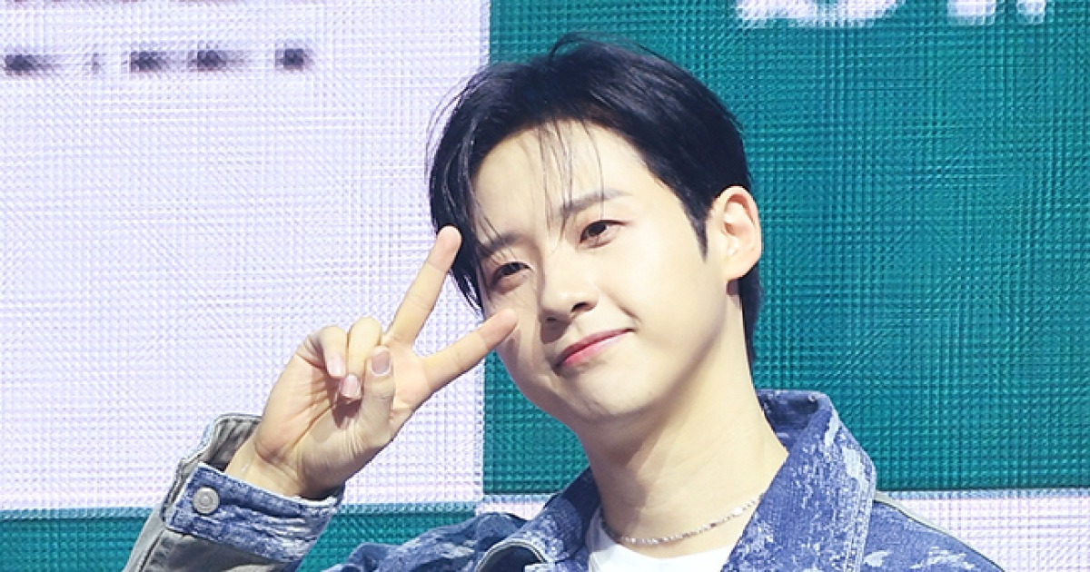 [ST포토] B1A4 신우 '맏형의 깜찍함'