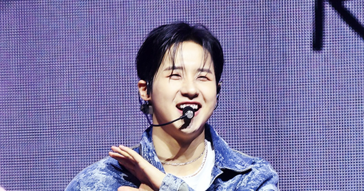 [ST포토] B1A4 신우 '무대 밝히는 미소'