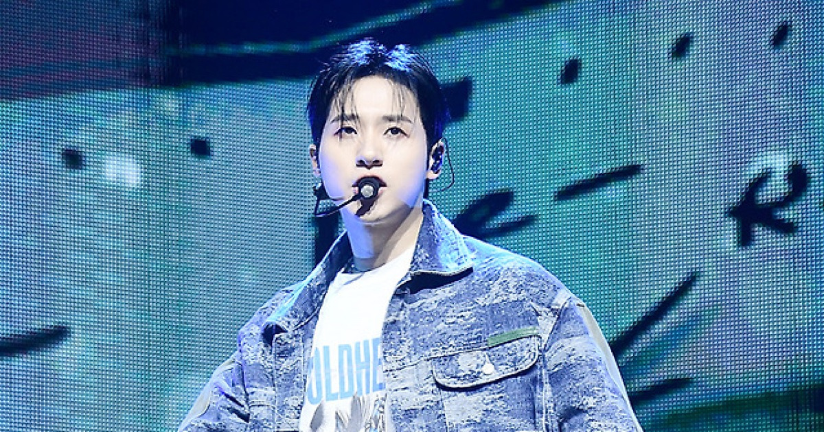 [TD포토] B1A4 신우 '언발란스 청청 패션'