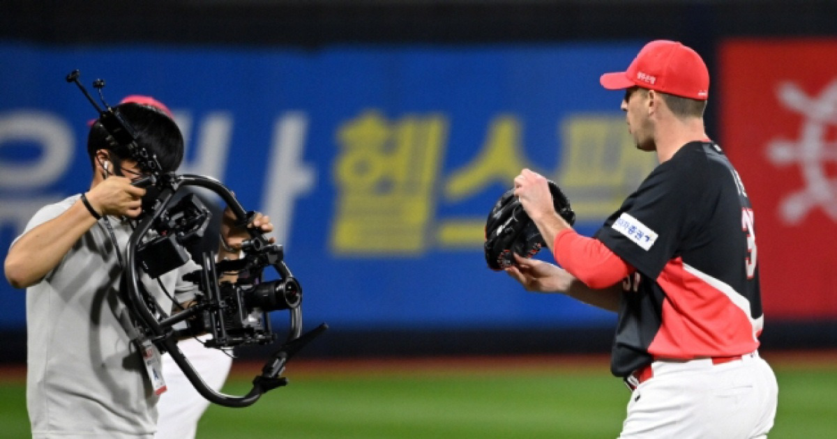 OTT 품에 안긴 KBO리그 둘러싼 찬반논쟁...관중 대거 이탈? 프로축구는 역대 최다관중 달성했는데...