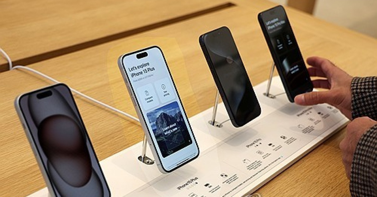 BRITAIN APPLE IPHONE BATTERYGATE