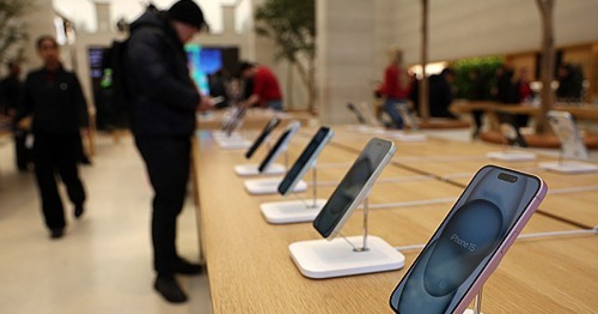 BRITAIN APPLE IPHONE BATTERYGATE